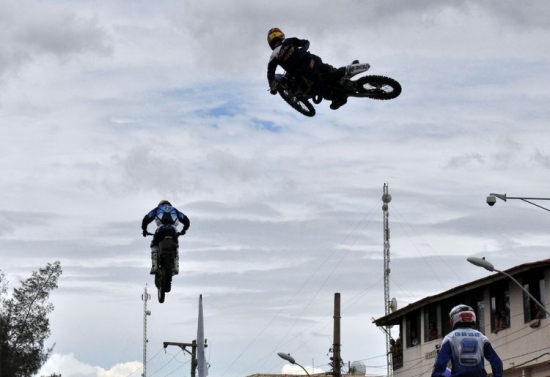 Jorge Negretti e Louro Jhow: público aplaude acrobacias no Farol ...